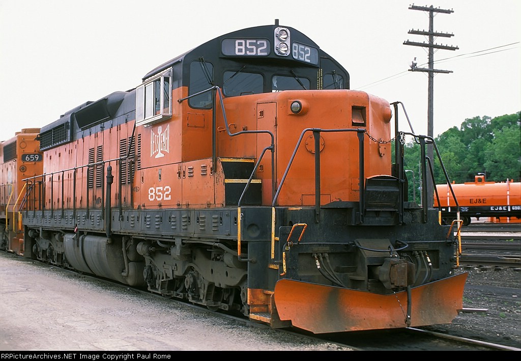 B&LE 852, EMD SD18, at EJ&E's Yard